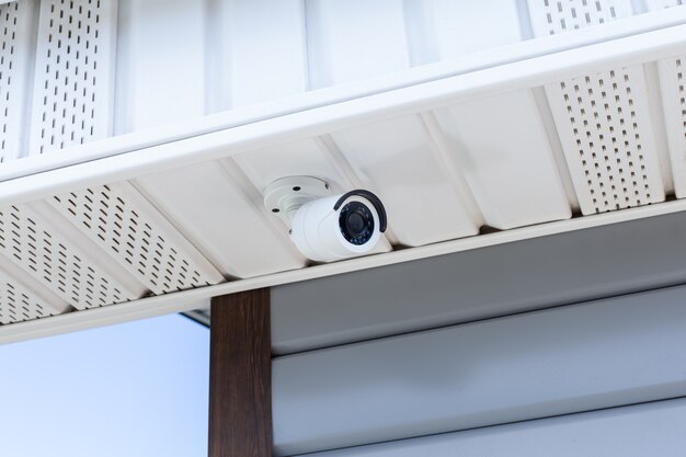PoE vs. Wi‑Fi Cameras: Which Should You Choose?